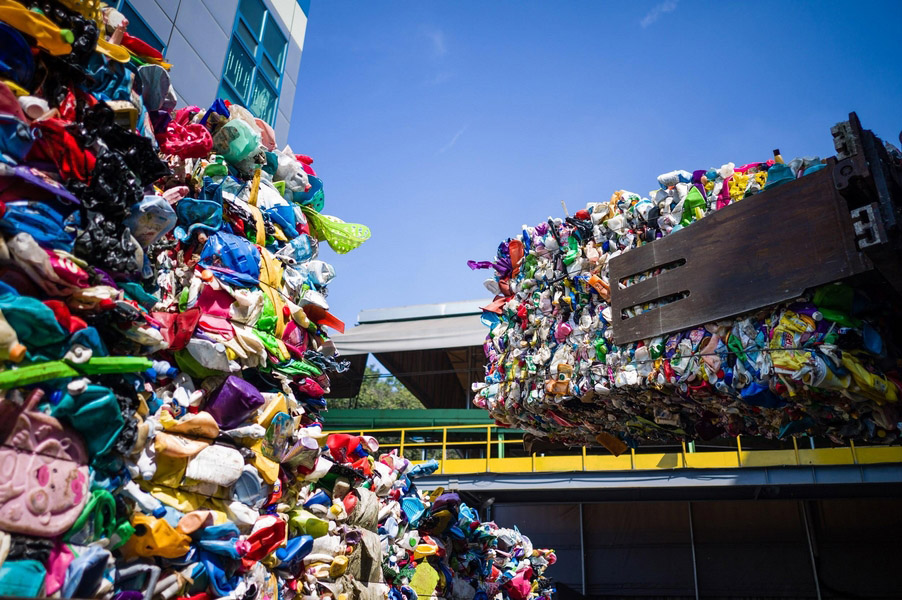 Circularity of global plastics value chains – combining environmental ...